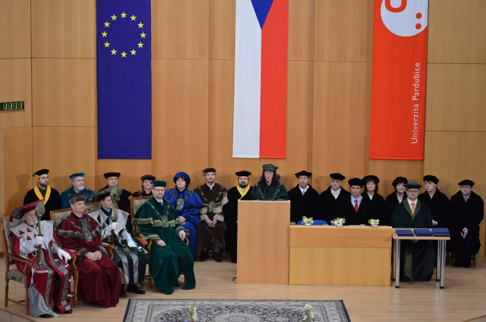 Promoce a sponze na FES | Univerzita Pardubice